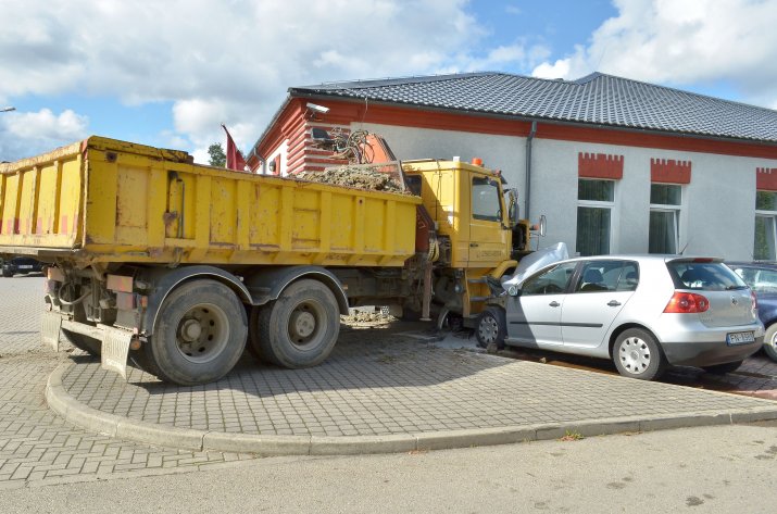 Kravas auto taranē CSDD ēku