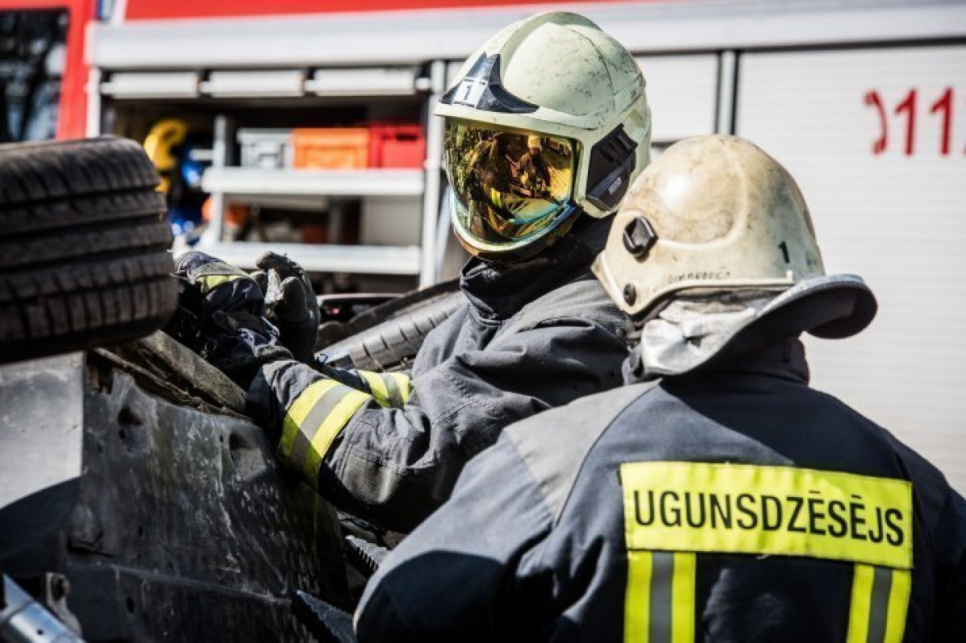 Popē avarēja automašīna, bija nepieciešama VUGD palīdzība