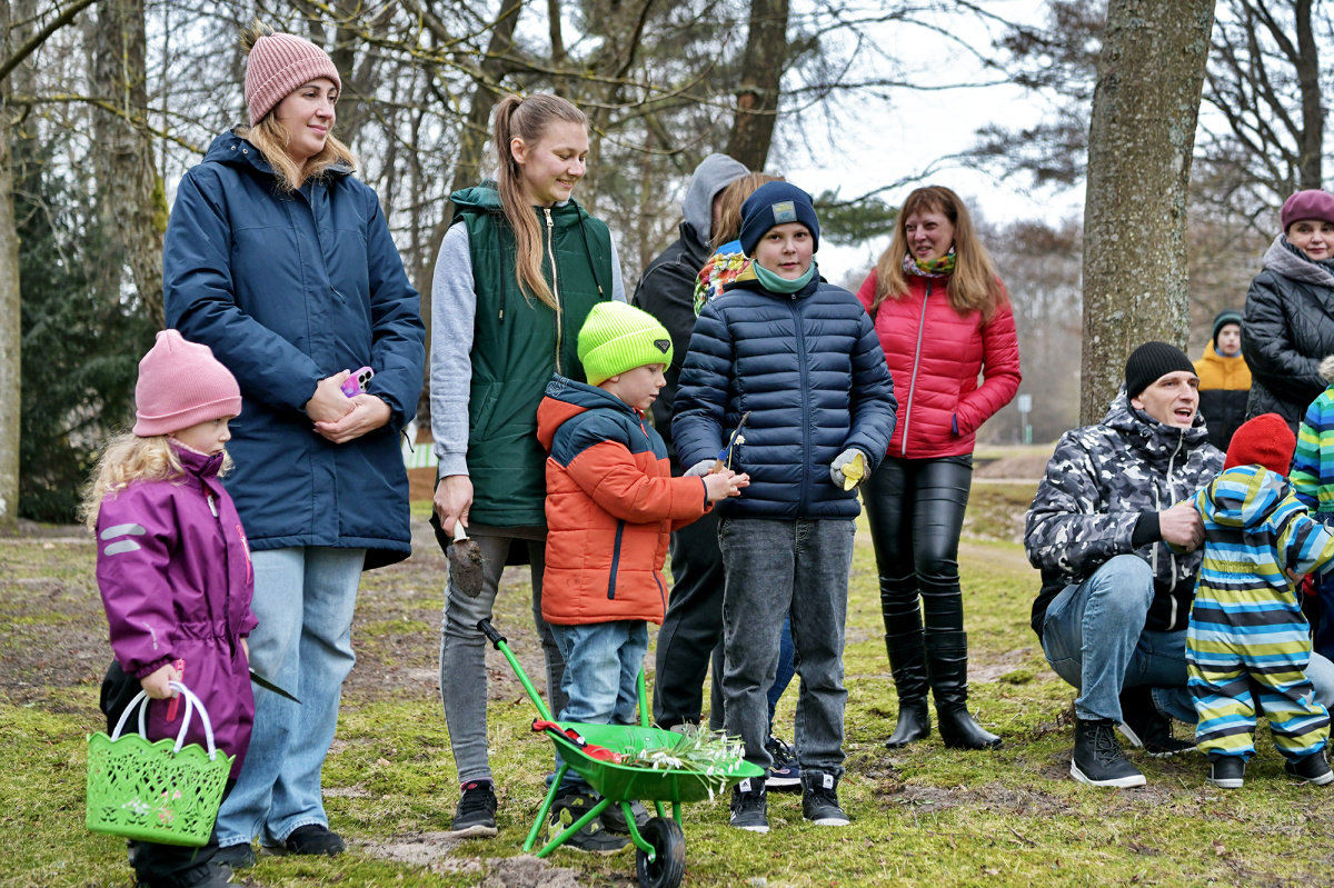 10. sniegpulkstenīšu stādīšanas talka | Foto 5 / 34